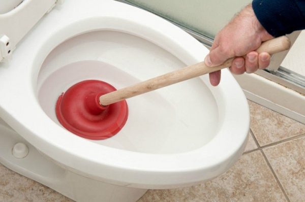 Aprende a destapar el inodoro con este truco efectivo de 3 materiales