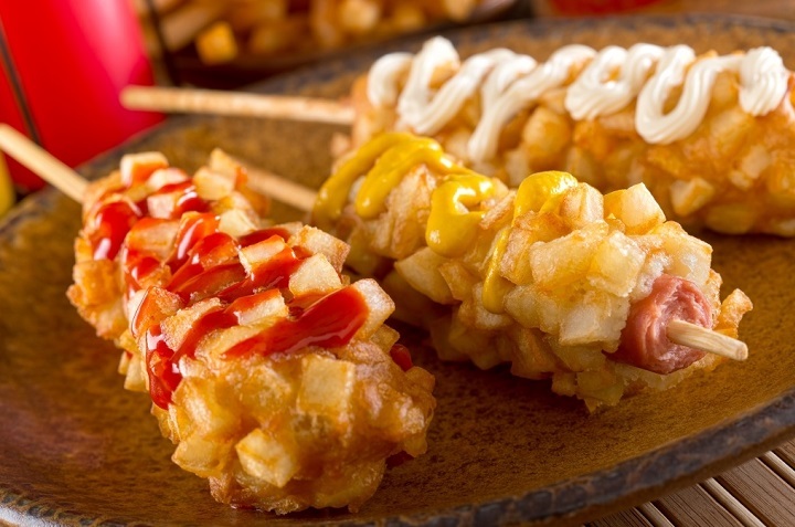 Aprende a preparar las famosas banderillas coreanas en 7 pasos