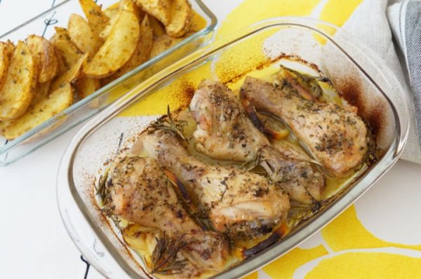 Cómo marinar muslos de pollo con cerveza, miel y tomillo