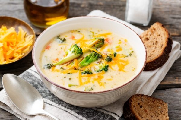 Sopa de brócoli, zanahoria y queso ¡En solo 9 pasos!