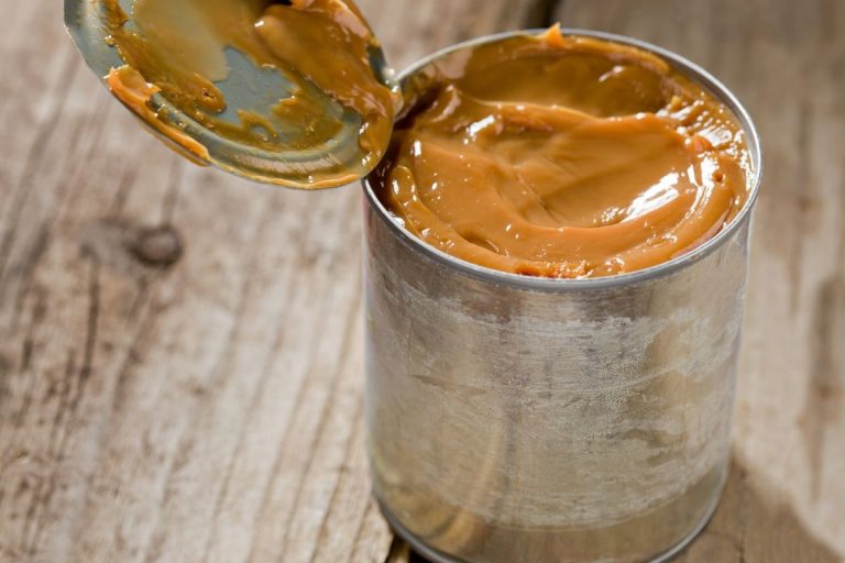 Cómo hacer dulce de leche con una lata de leche condensada ¡En 15 minutos!