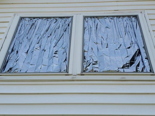 Beneficios de colocar papel aluminio en la ventana de tu casa