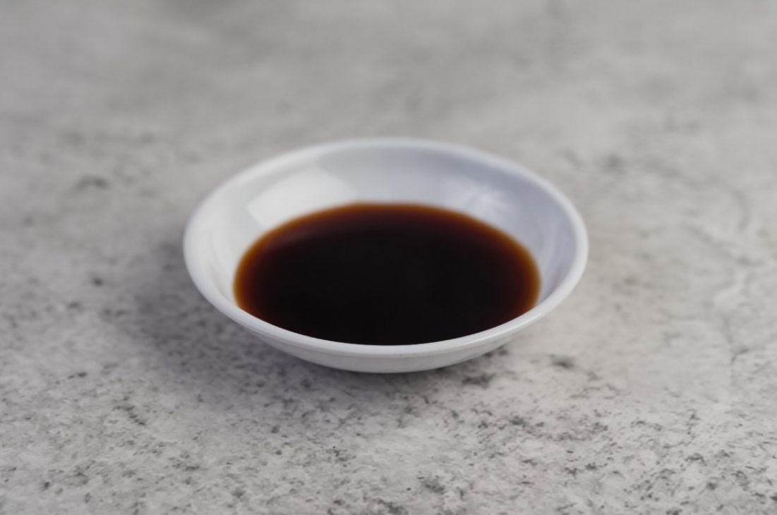 Prepara una deliciosa salsa negra para mariscos, ¡en 5 minutos!