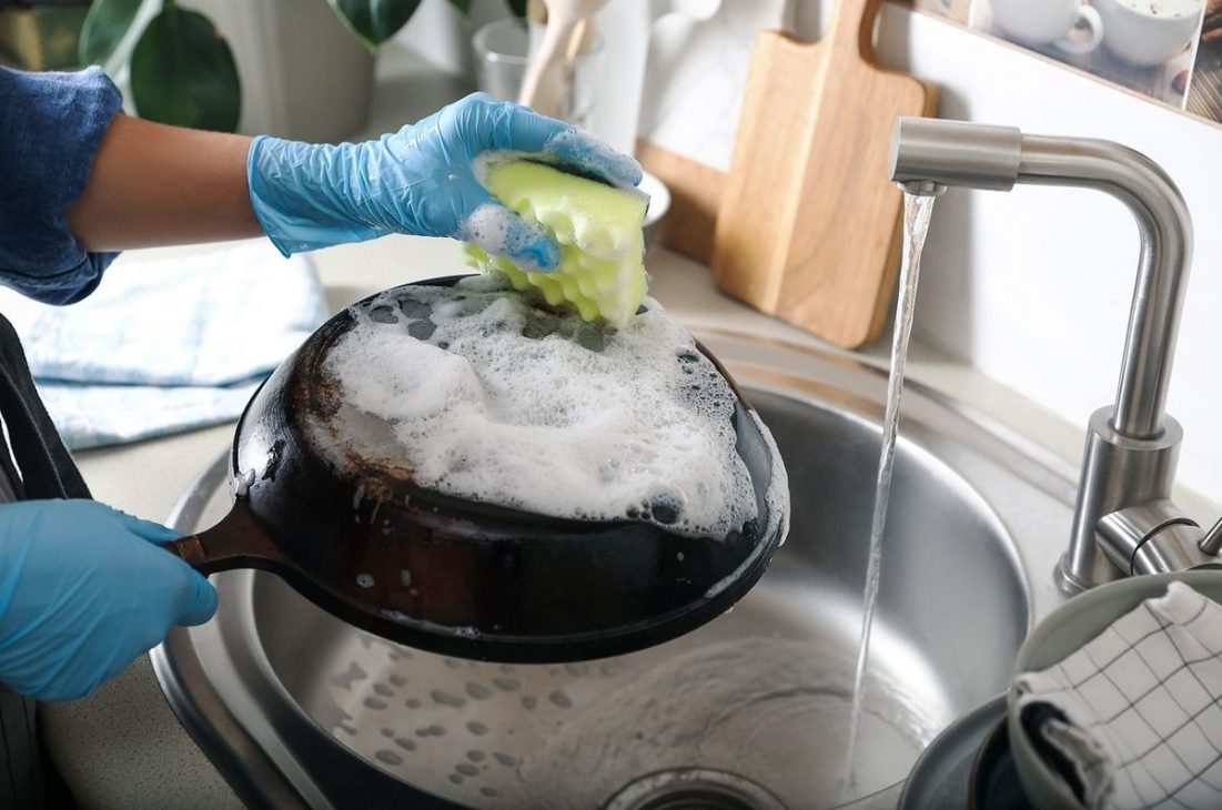 2 trucos caseros para dejar los sartenes engrasados limpios y nuevos