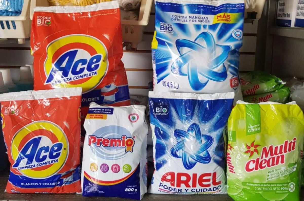 Este jabón en polvo de 24 pesos no destiñe ni desgasta la ropa, según ...