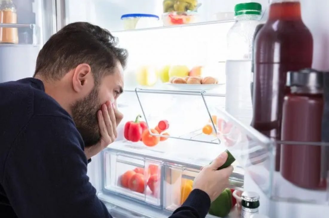 como-eliminar-el-mal-olor-del-refrigerador-con-periodico-