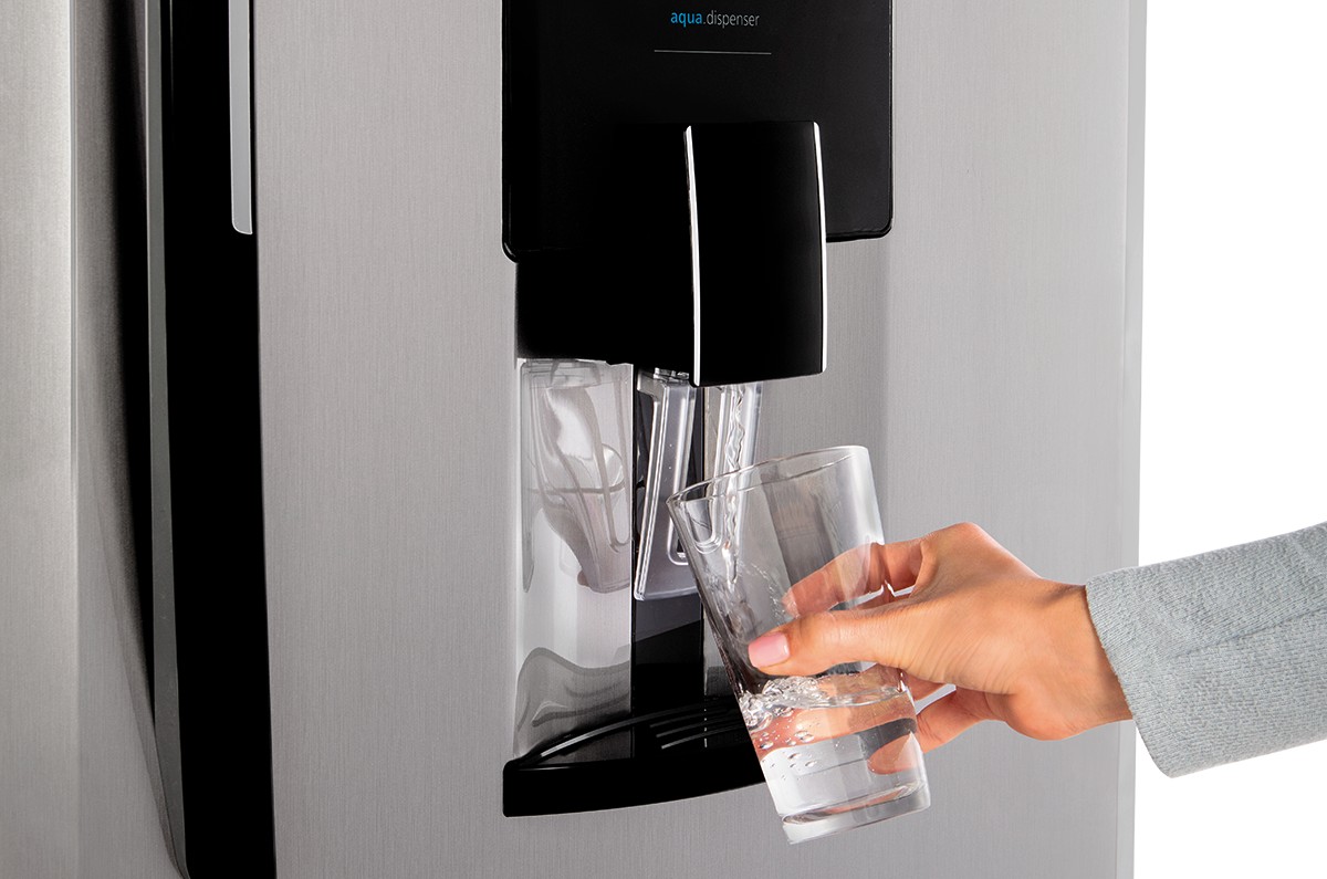 Si tu refrigerador tiene dispensador de agua debes checar esta información