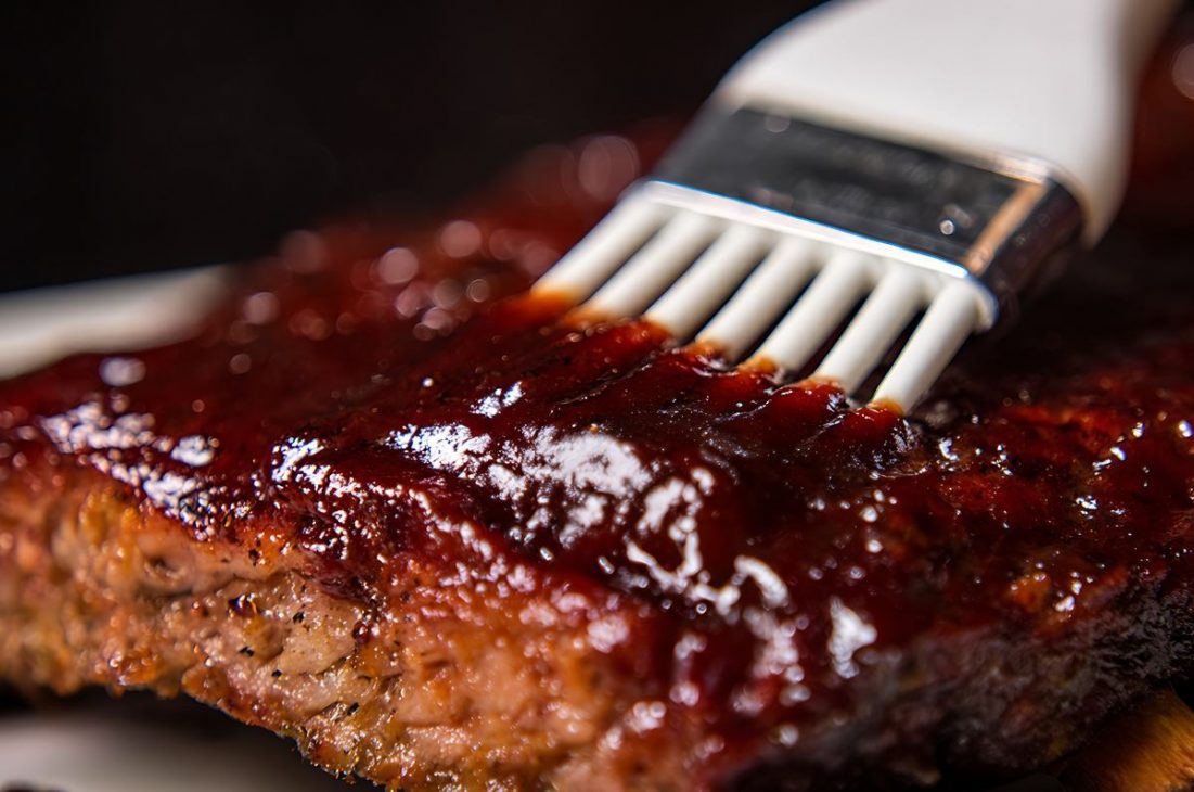 La mejor receta de salsa BBQ casera para carnes jugosas y sabrosas