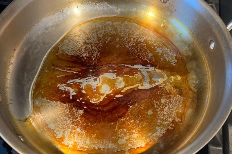 aceite-quemado-en-sarten-de-acero-inoxidable