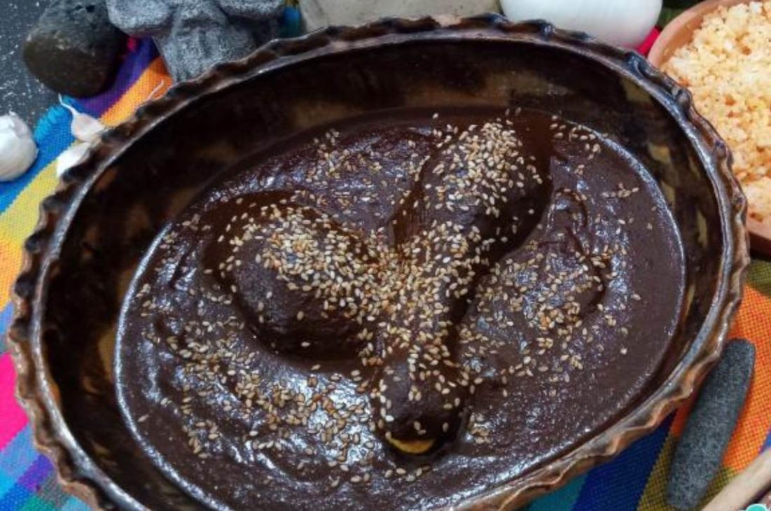 Descubre cómo preparar el mole negro tradicional de Oaxaca