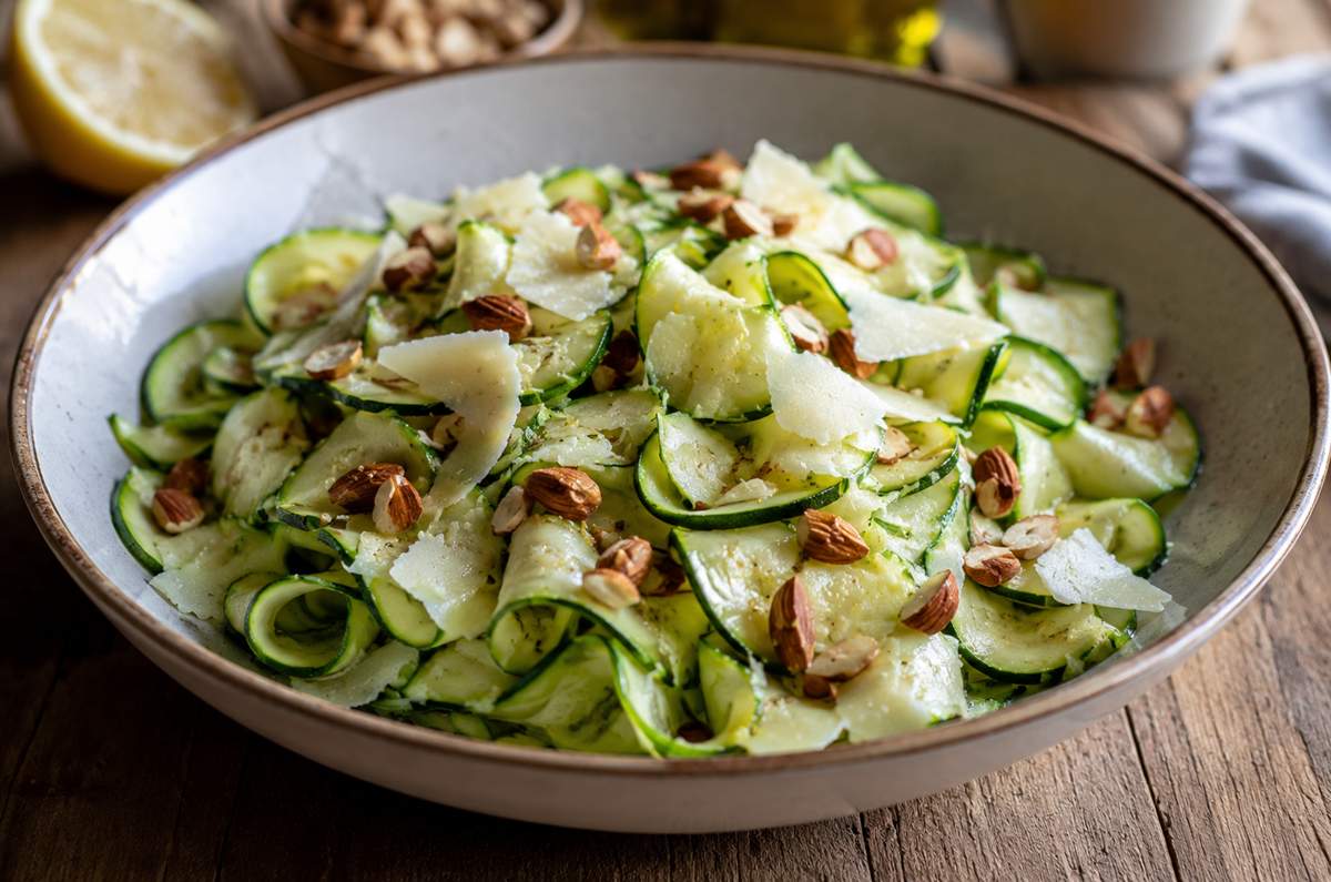 Ensalada de calabacitas en láminas con aderezo de limón, receta fácil