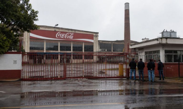 Por qué Coca-Cola cerrará su fábrica: Esta es la polémica razón